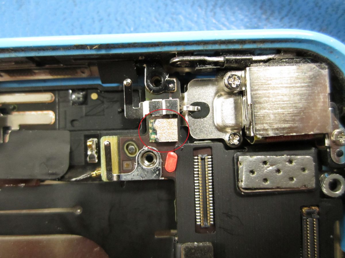 Iphone 5C -Identyfikacja ukruszonego chipu. (telefon działa)