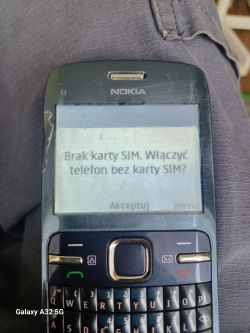 [Rozwiązano] Jak zamaskować rysy na ekranie Nokii C3 po próbie szlifowania?