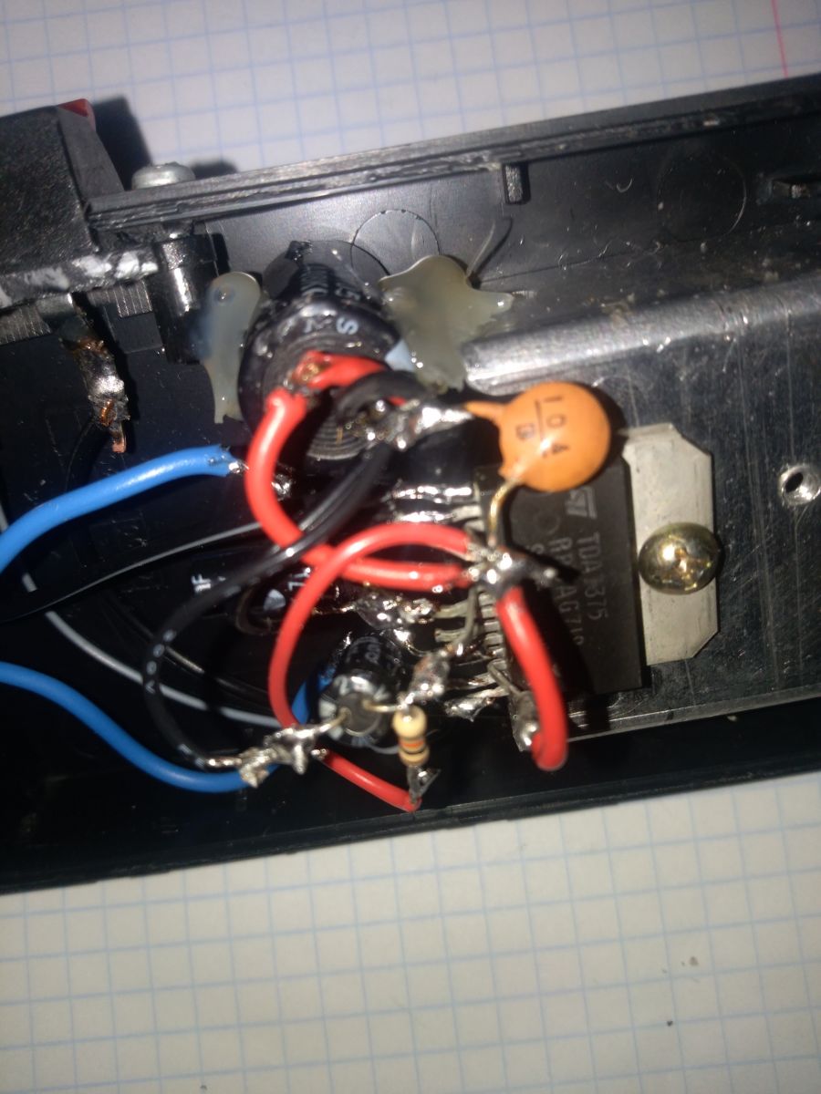 [Rozwiązano] Dlaczego zbudowany na TDA7375 wzmacniacz buczy?