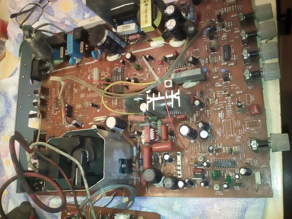 [Rozwiązano] Monitor Commodore 1084S-D2 - trzaski po włączeniu po kilku ...