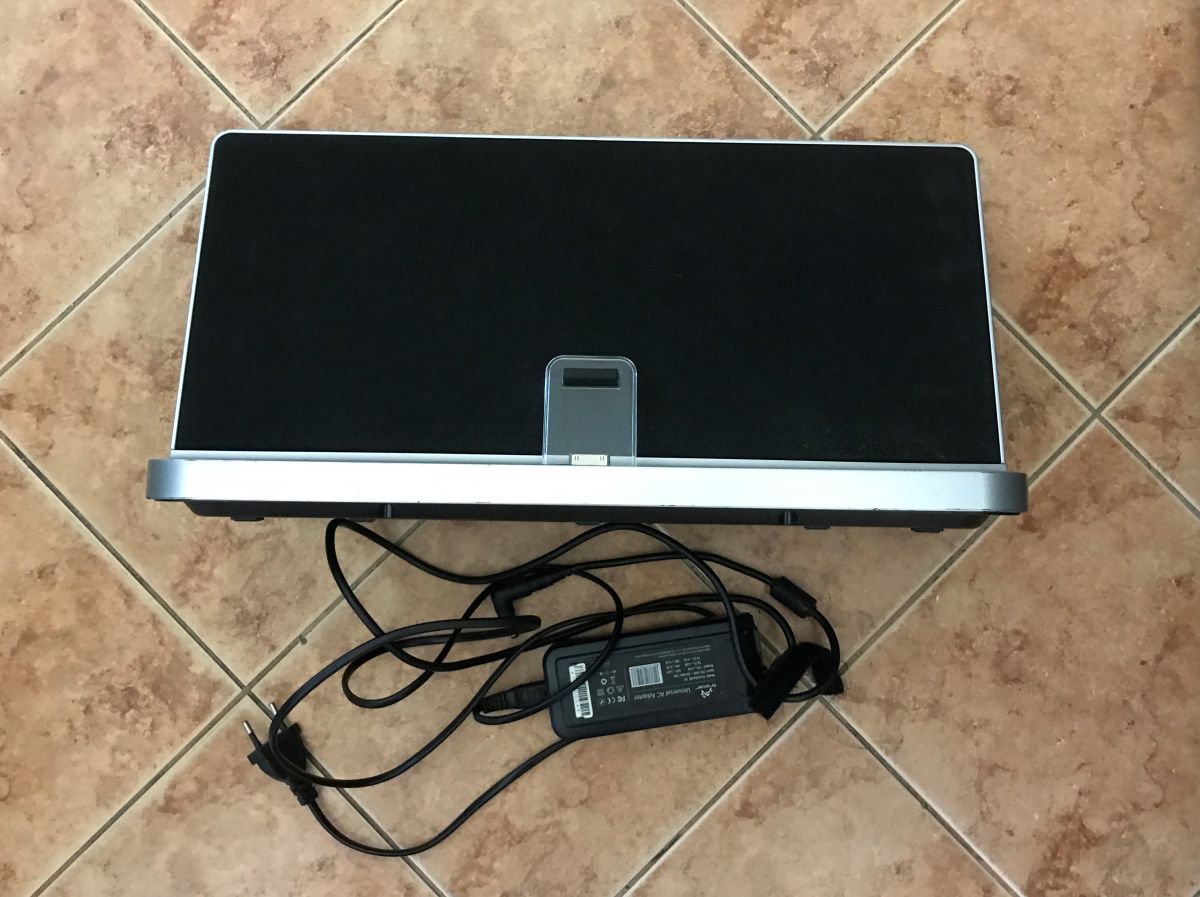 Wnętrze głośników Bush Speaker System BAS80163i MK9 2NW (iPod Dock)