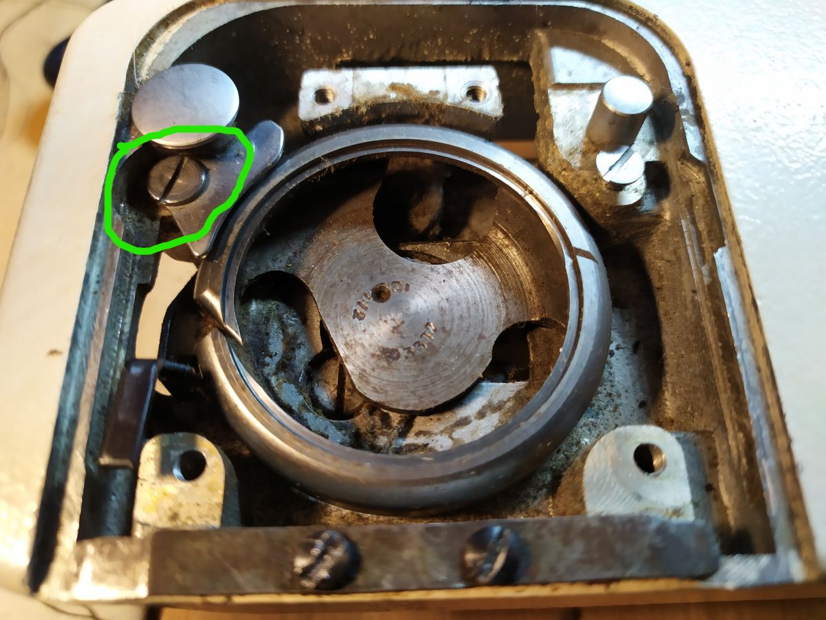 Wyjmowanie chwytacza w maszynie do szycia Singer 522 - jaki jest ...