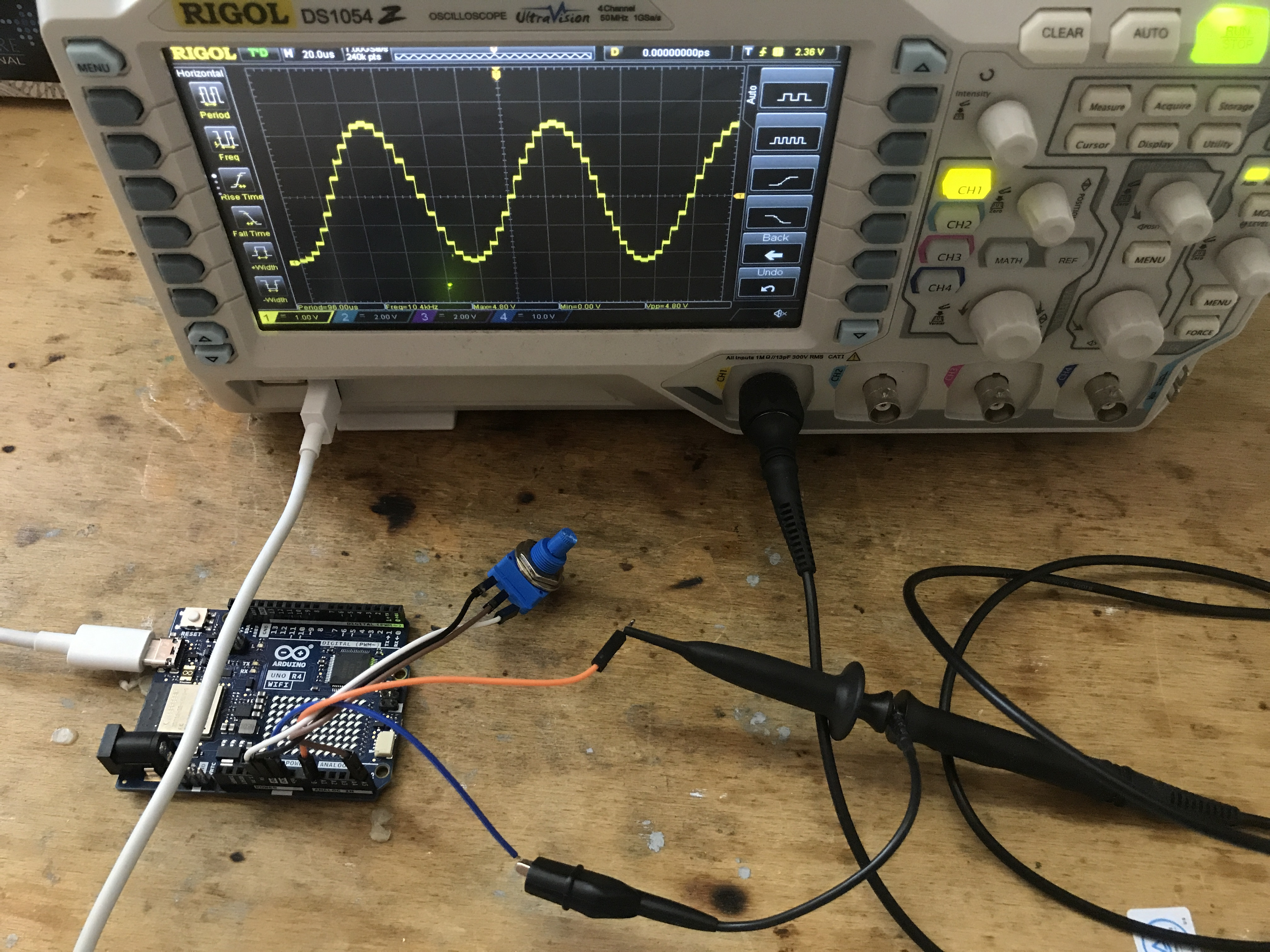 Arduino R4 - DAC tutorial, i.e. we generate a sine wave and play a melody