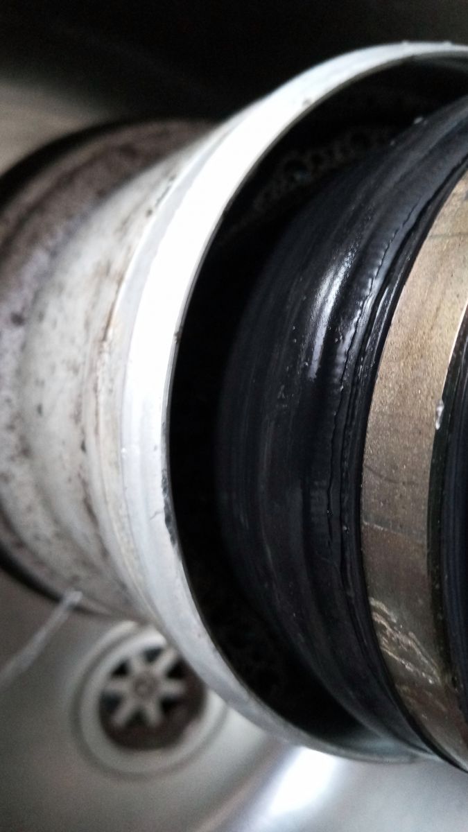 Wymiana uszkodzonej osłony przeciwpyłowej airmatic w Mercedesie W220 ...