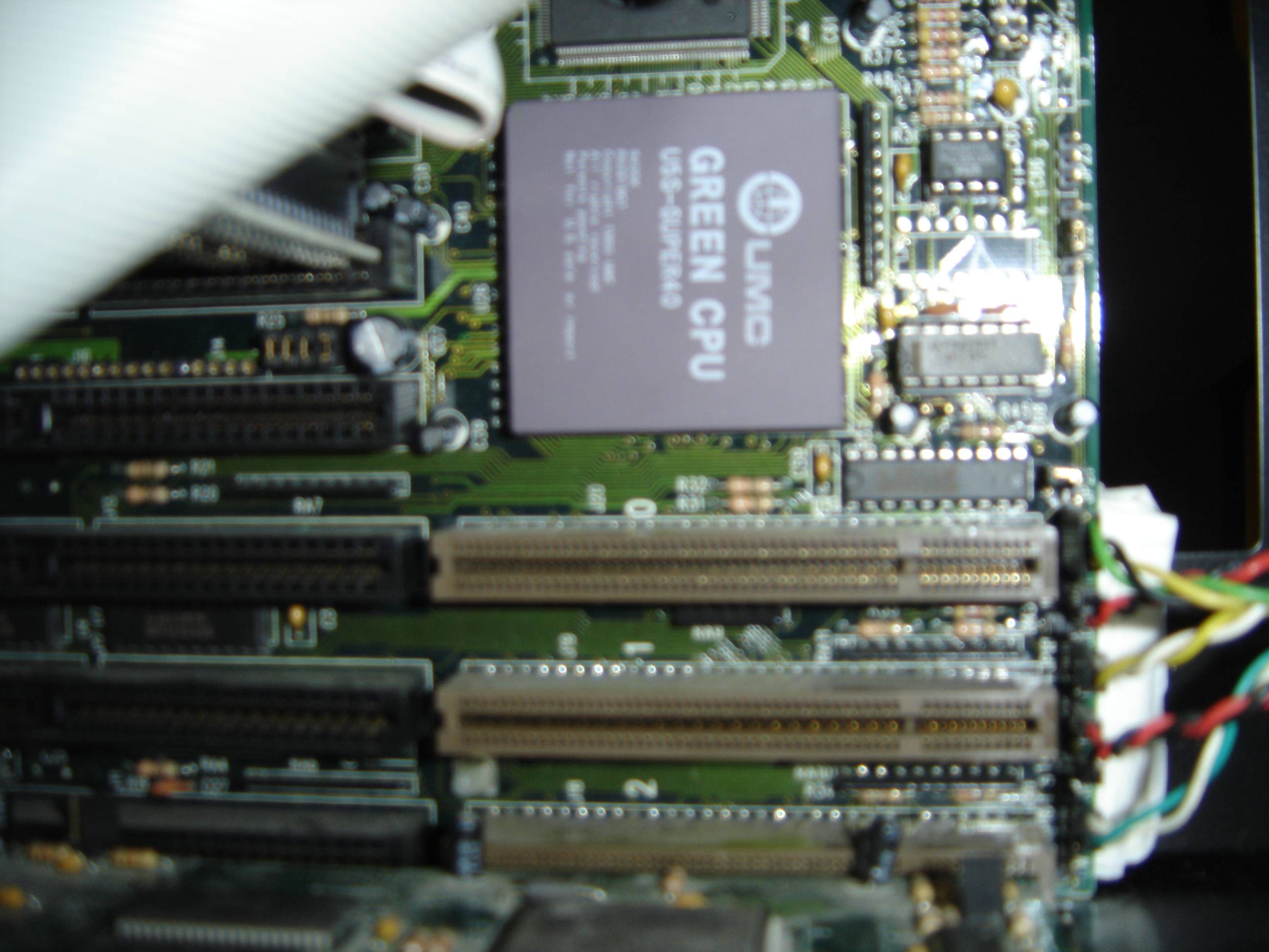 Komputer 486 z Windows 95 resetuje się po starcie - jak naprawić?