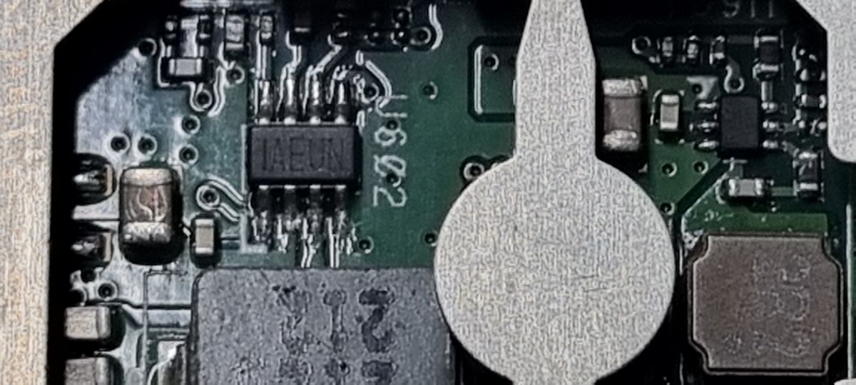 Identyfikacja przetwornicy z napisem IAEUN w routerze Sagemcom Fast 5866T