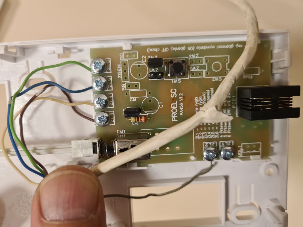 Opis jak podłączyć domofon PROEL PA456 z 5-żyłowym przewodem po Tesli