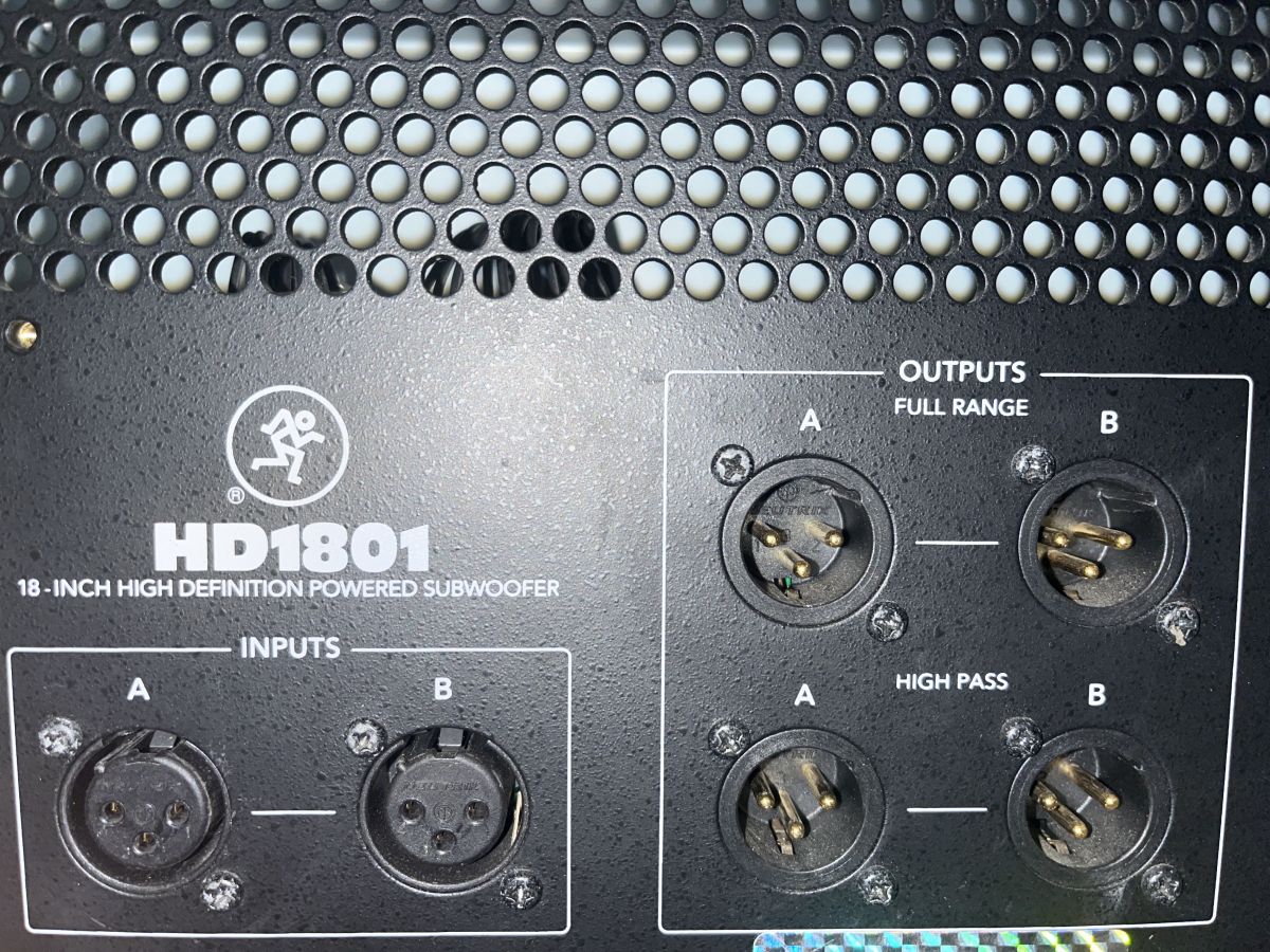 Subwoofer aktywny mackie HD1801 zaczał pukać po restarcie