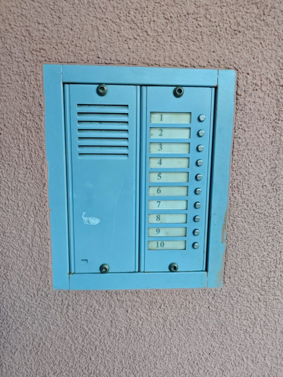 Jaki nowoczesny domofon pasuje do instalacji po Tesli?