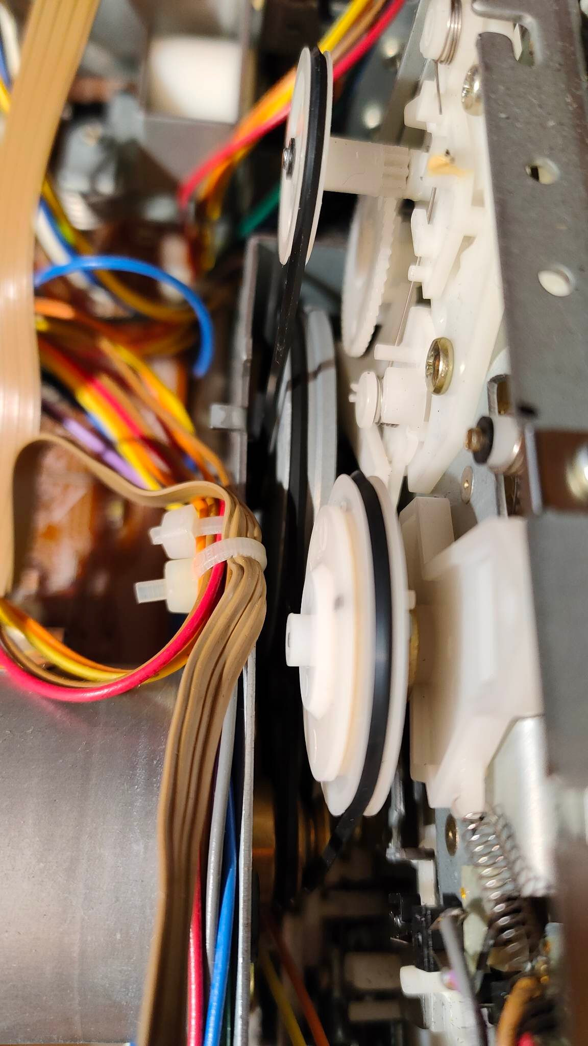 [Rozwiązano] Sharp RT-2323 - Problem z wkręcaniem kaset, lewa rolka ...