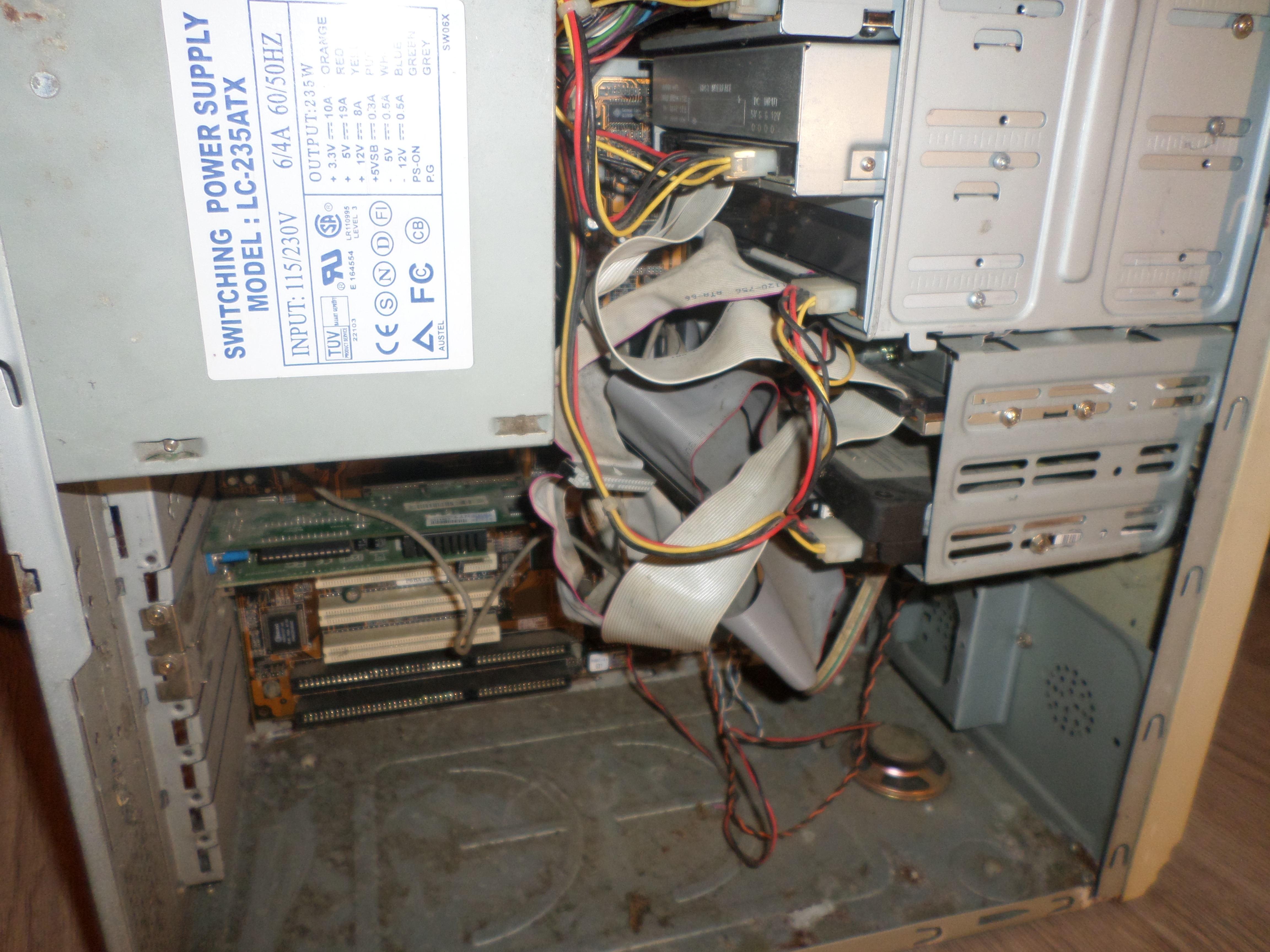 Komputer z płytą główną VT82C596b - czarny ekran, 1 długi i 3 krótkie piski