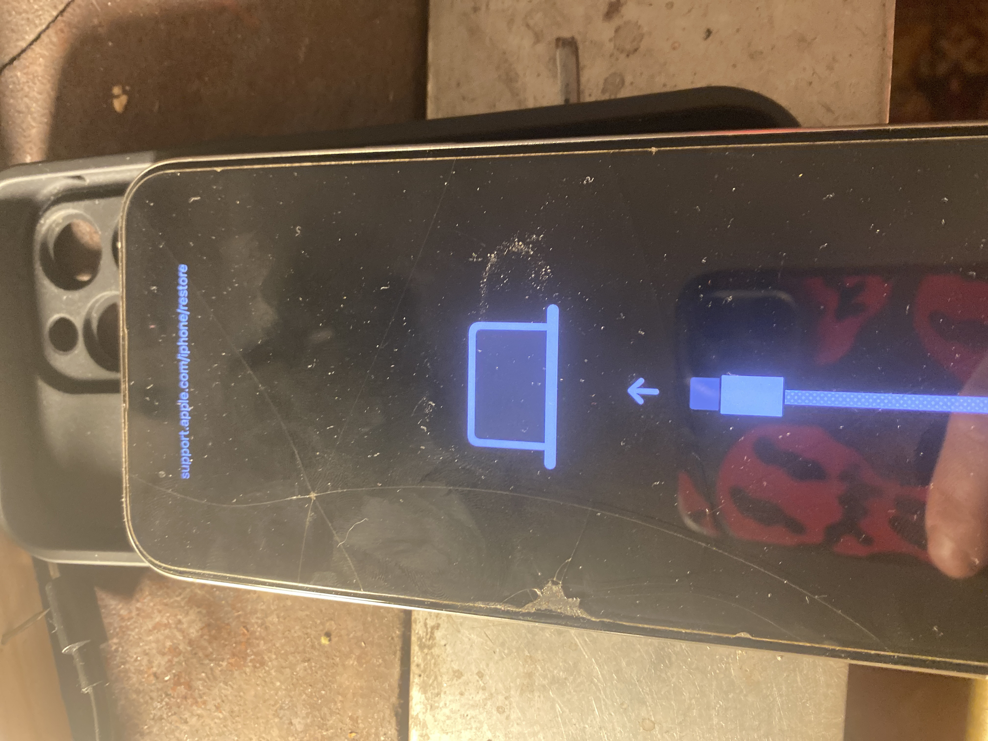 iPhone 15 Pro Max - jak wyjść z trybu awaryjnego i przywrócić system?