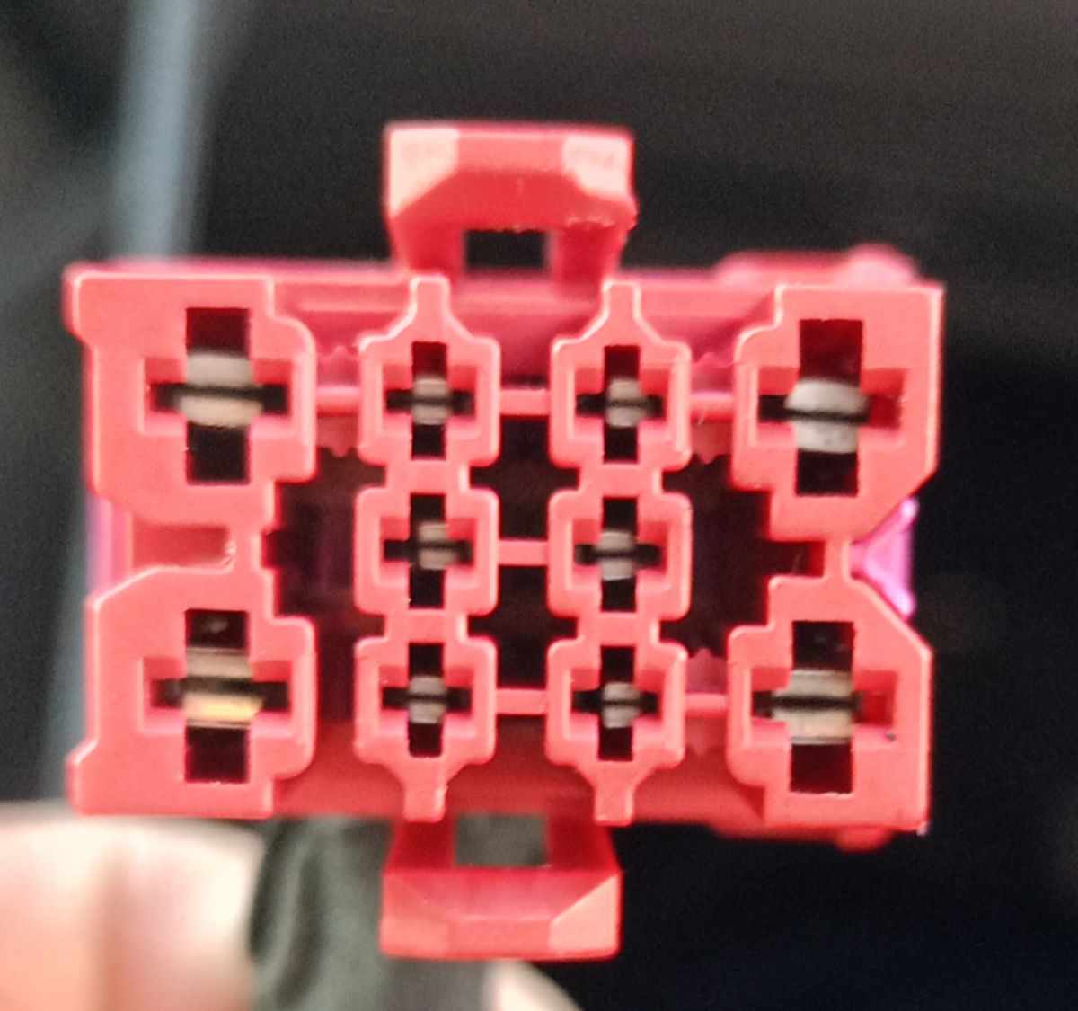 Jak podłączyć subwoofer Audi A6 C5 Avant 4B9035382 do radia samochodowego?