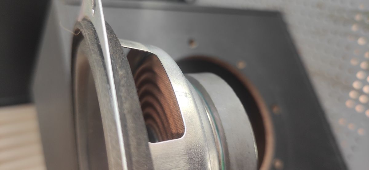 Creative MF0355 - charczenie głośnika przy mocnych basach, co sprawdzić?