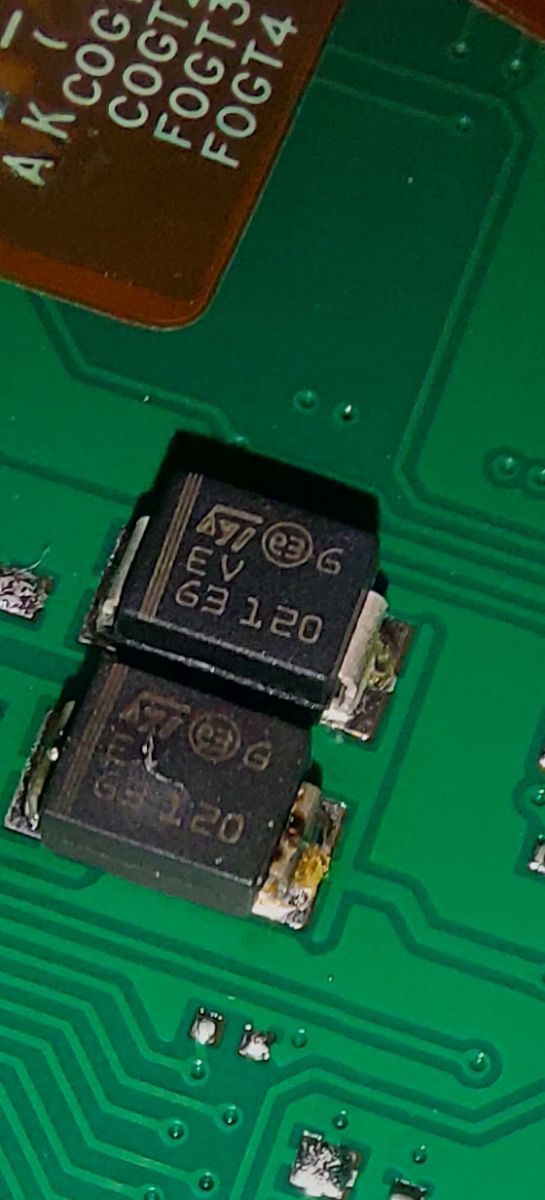 Jak zidentyfikować element SMD EV G3 120 od STMicroelectronics na płytce?
