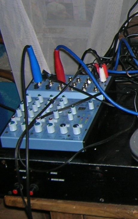 Czy normalne jest, że Alesis Multimix 6FX mocno się nagrzewa?