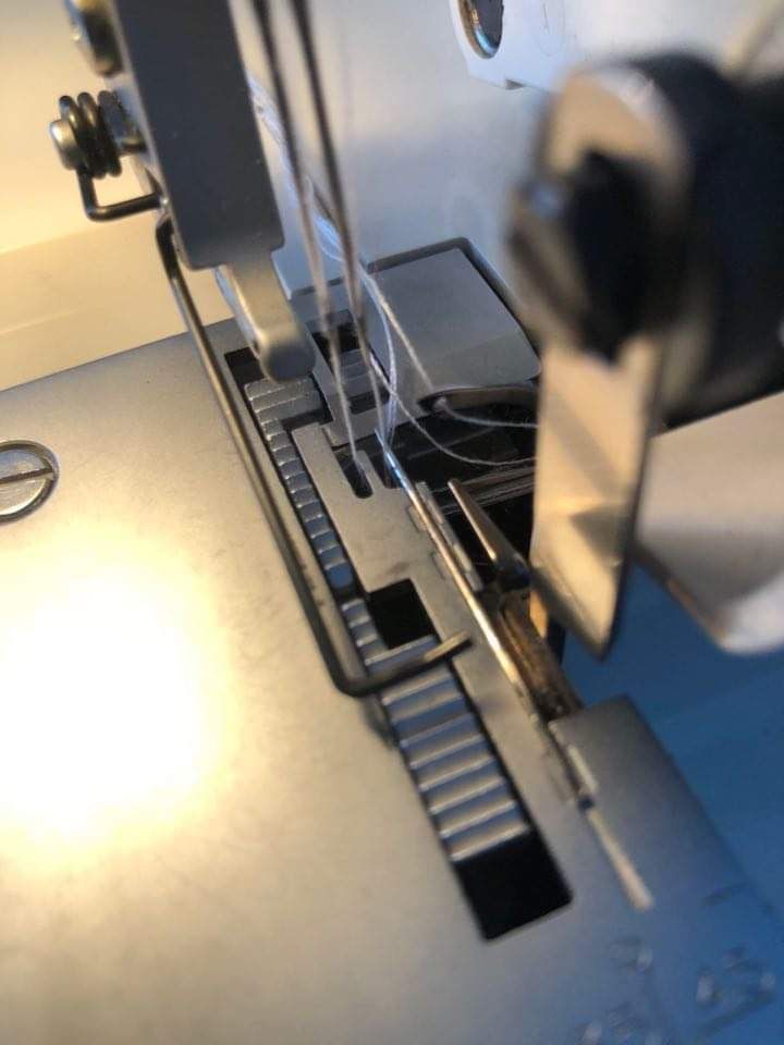 Regulacja opuszczonych ząbków transportera w overlocku Singer 14U554 ...