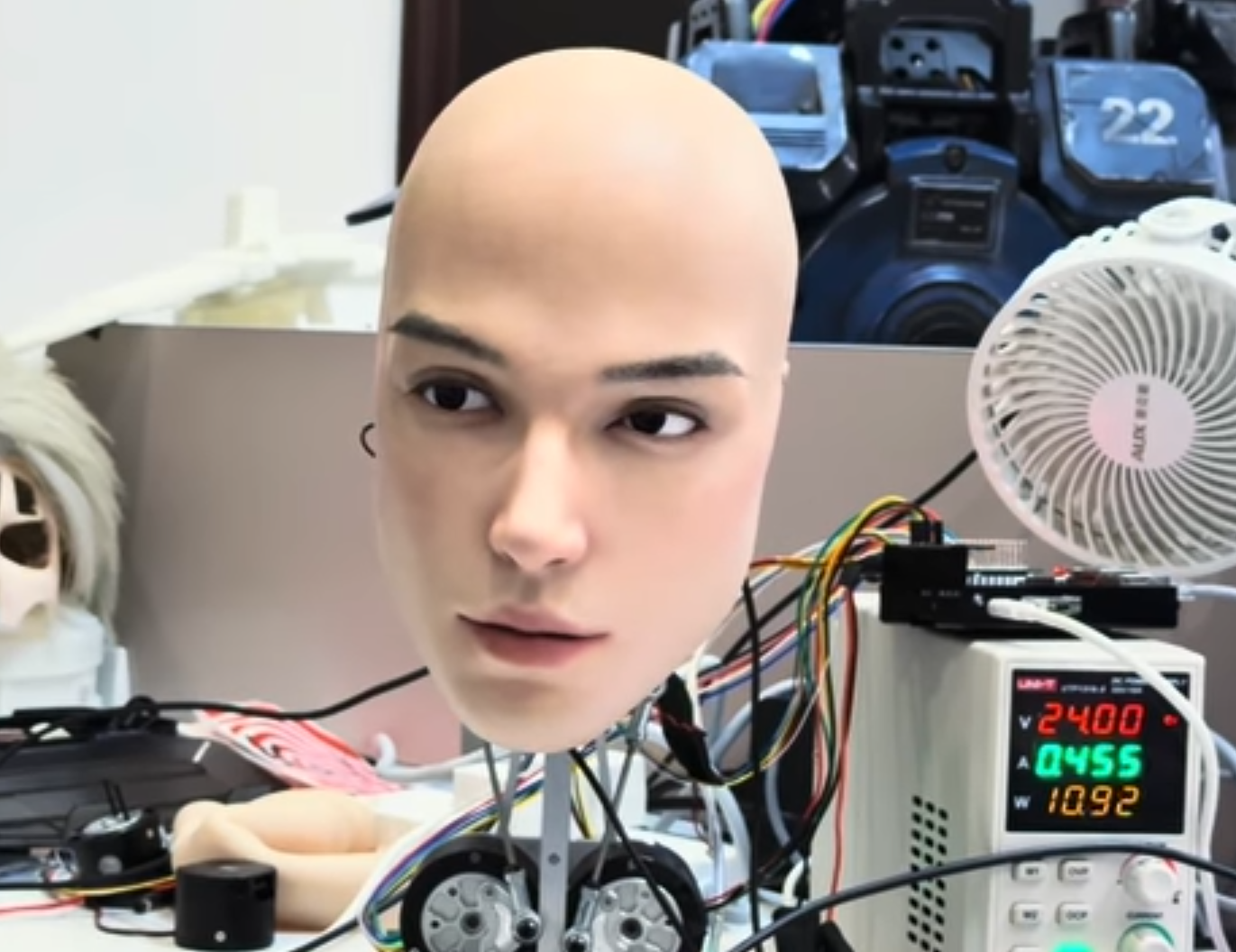 Głowa robota z realistyczną mimiką twarzy - Origin M1 od AheadForm