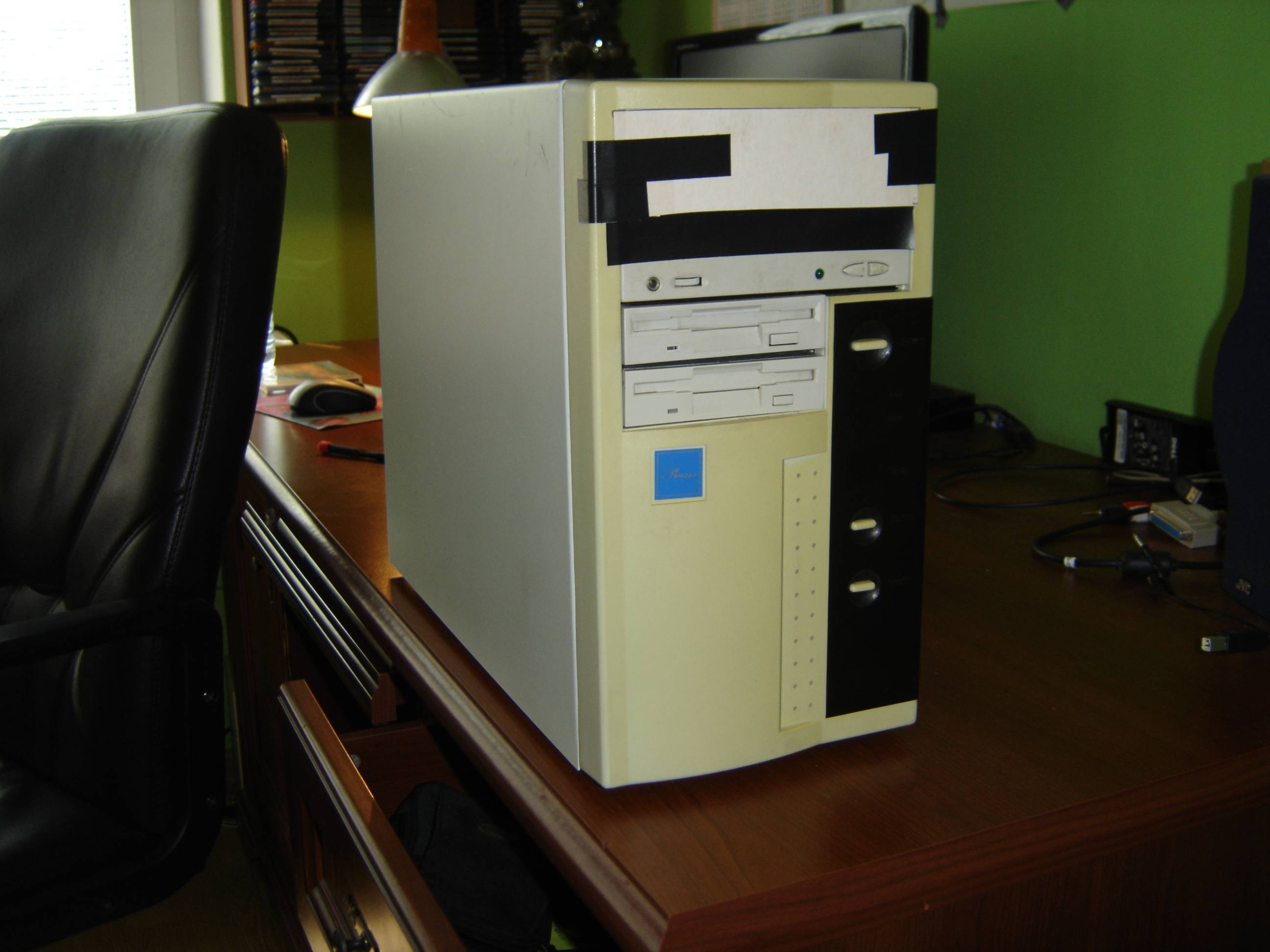 Komputer 486 z Windows 95 resetuje się po starcie - jak naprawić?