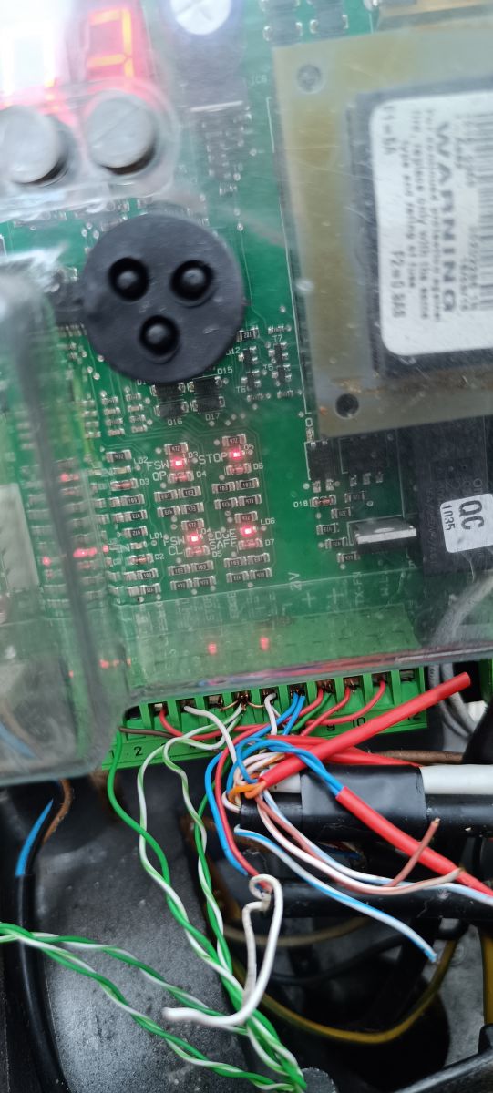 FAAC 748D - Brama działa z przycisku, ale nie można zaprogramować ...