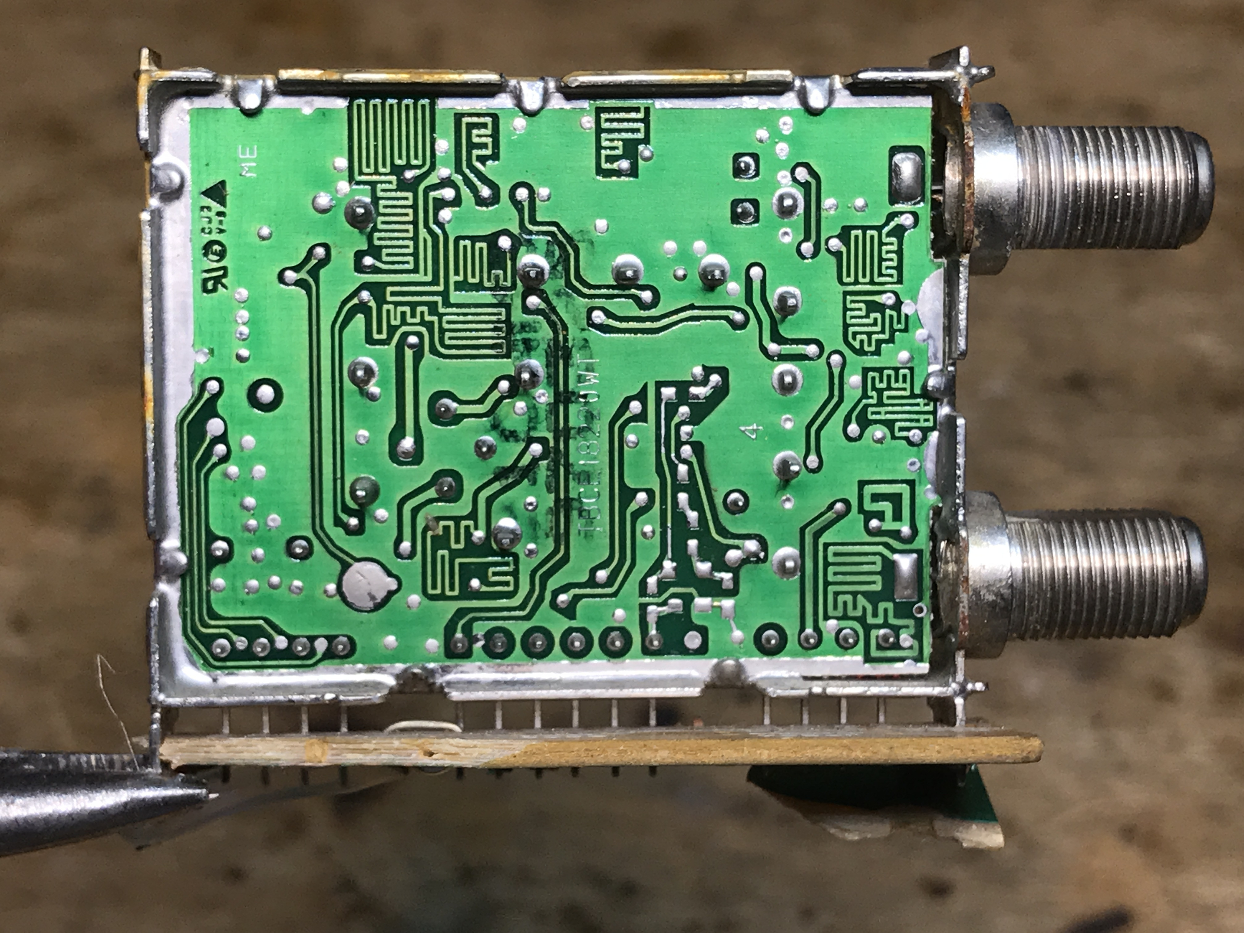 Stary tuner satelitarny Strong SRT-228 - wnętrze, odzysk części ze środka