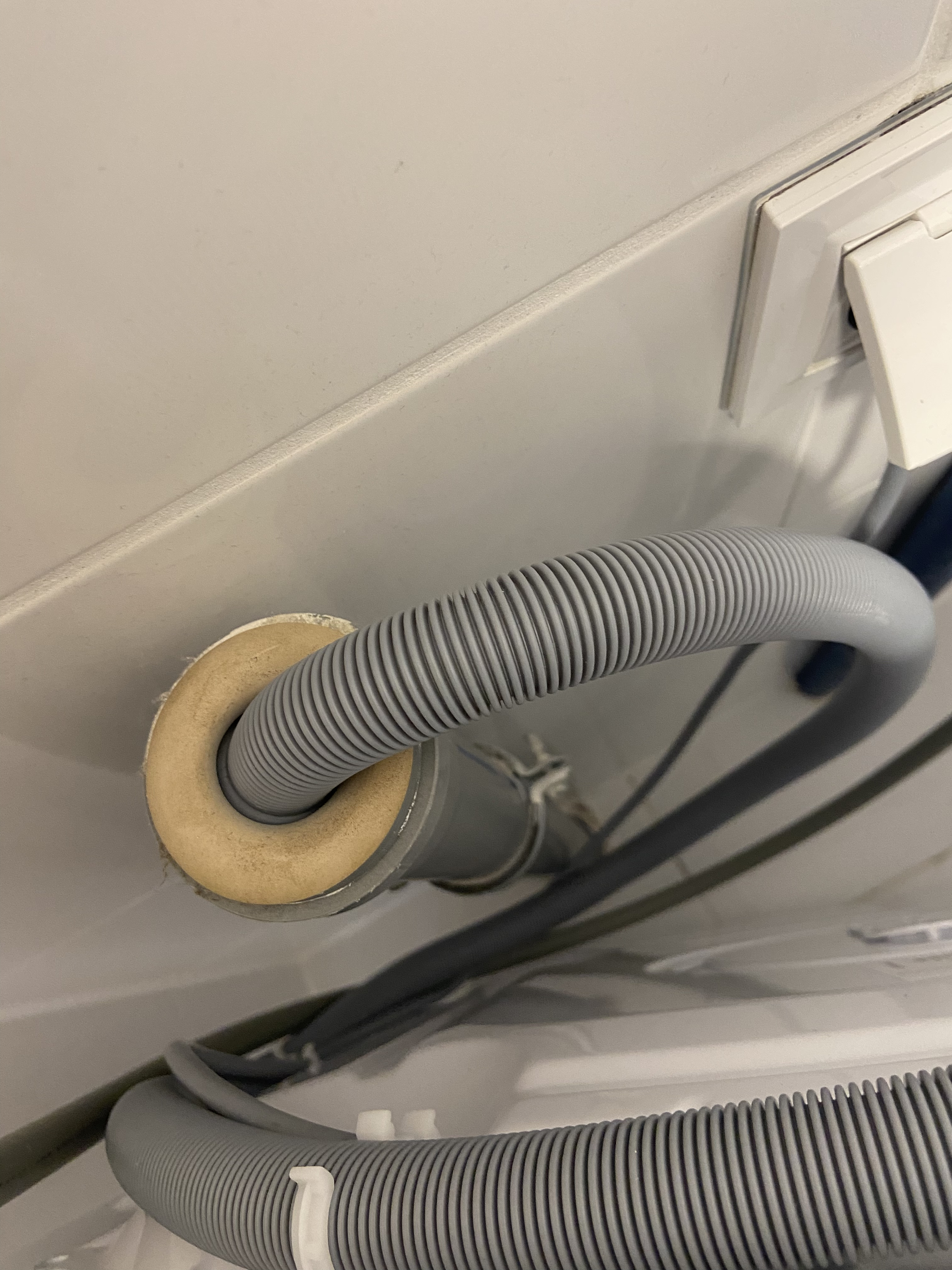 Jak zainstalować syfon do pralki, aby wyeliminować smród z rur w łazience?