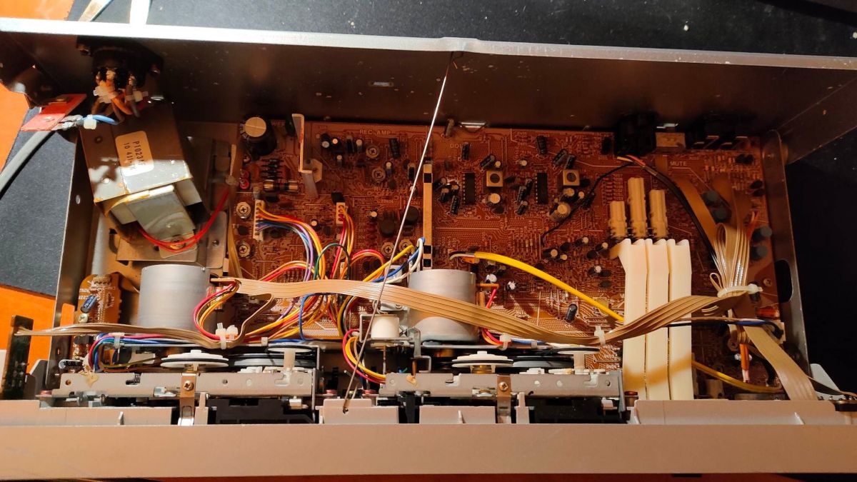 [Rozwiązano] Sharp RT-2323 - Problem z wkręcaniem kaset, lewa rolka ...