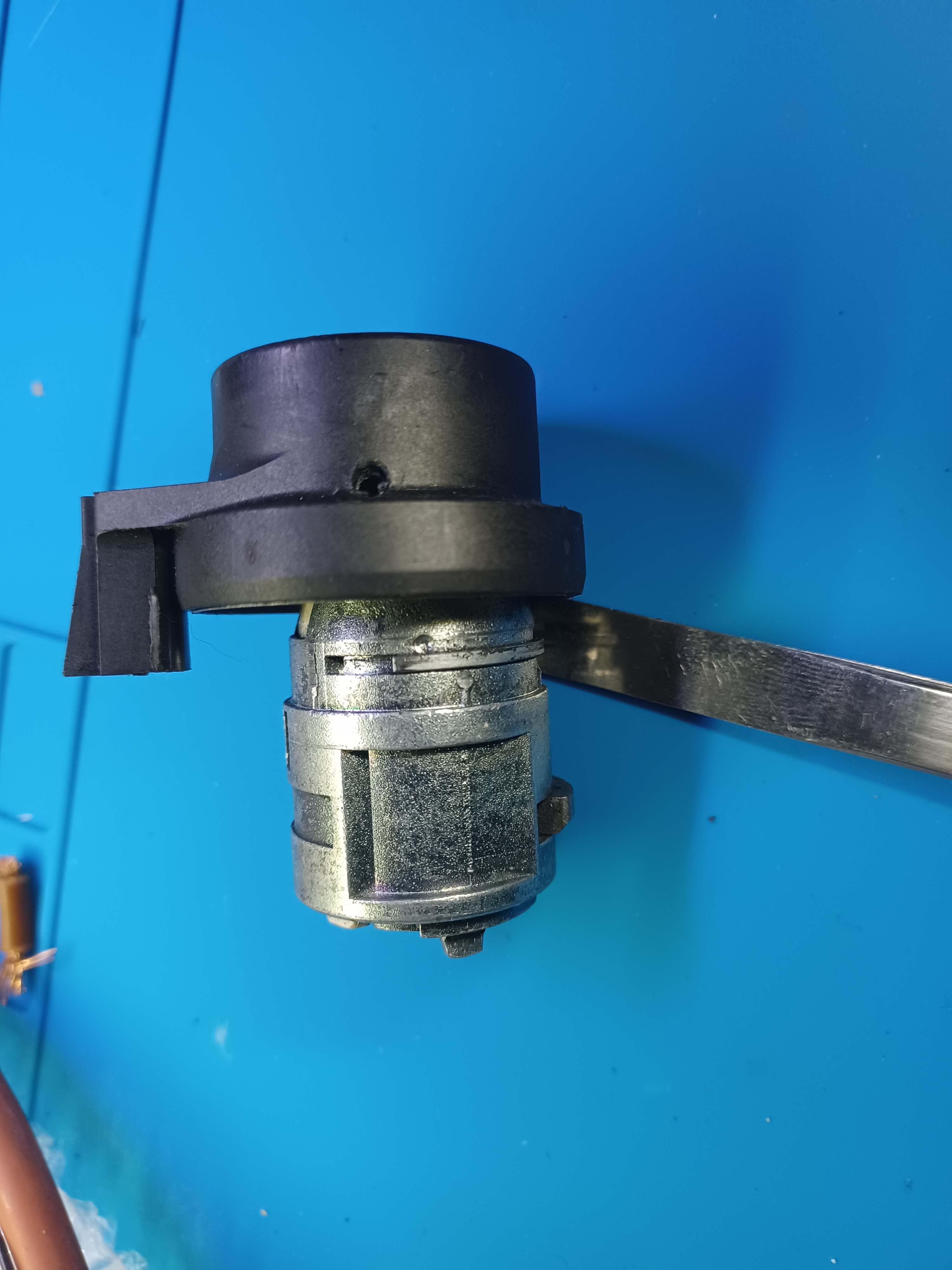 Jak ściągnąć pętlę immo ze stacyjki w VW Golf V - dostęp do zapadek zamka