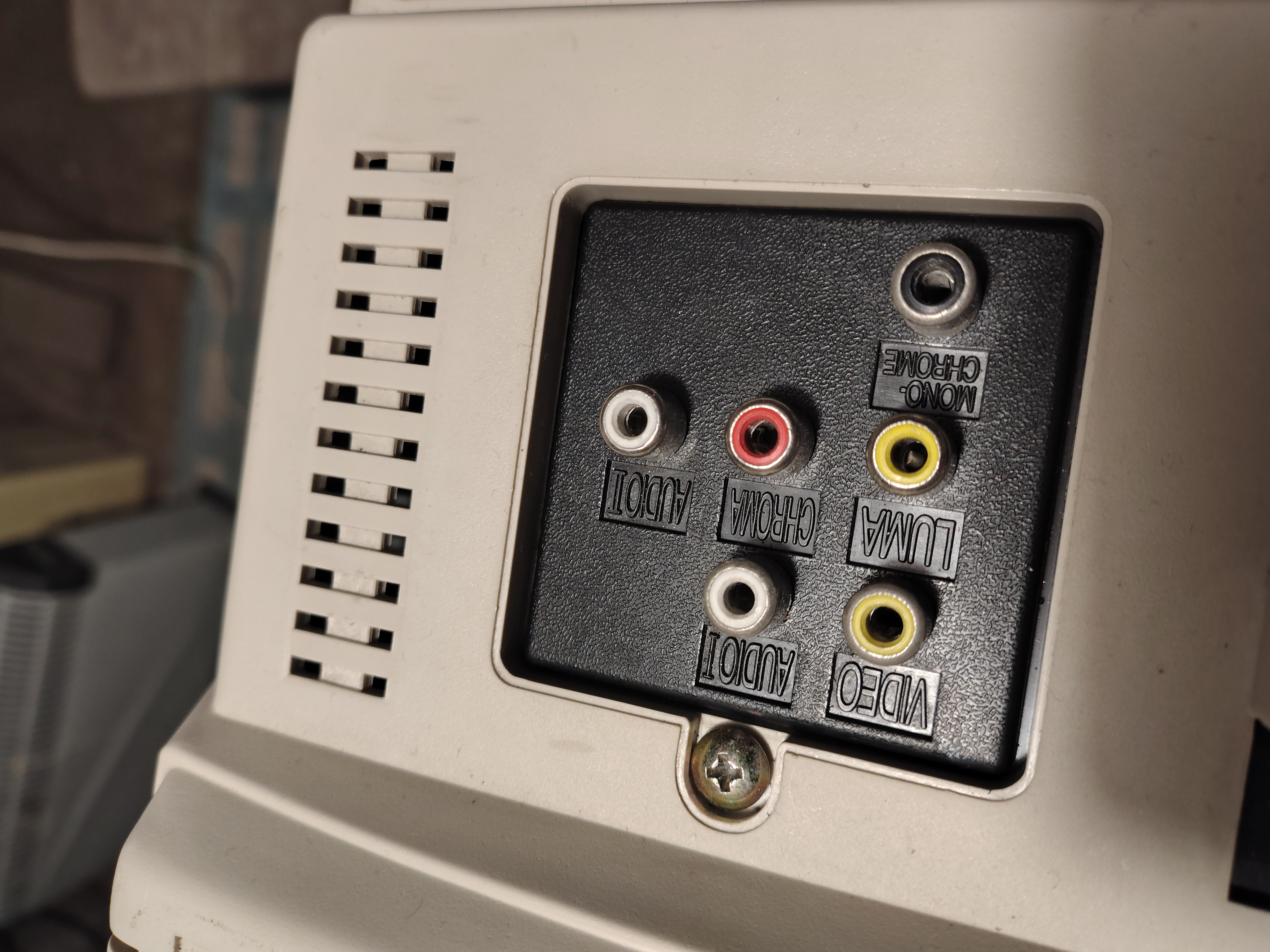 Commodore 1802 – biała poświata i grube litery z commodore Plus/4