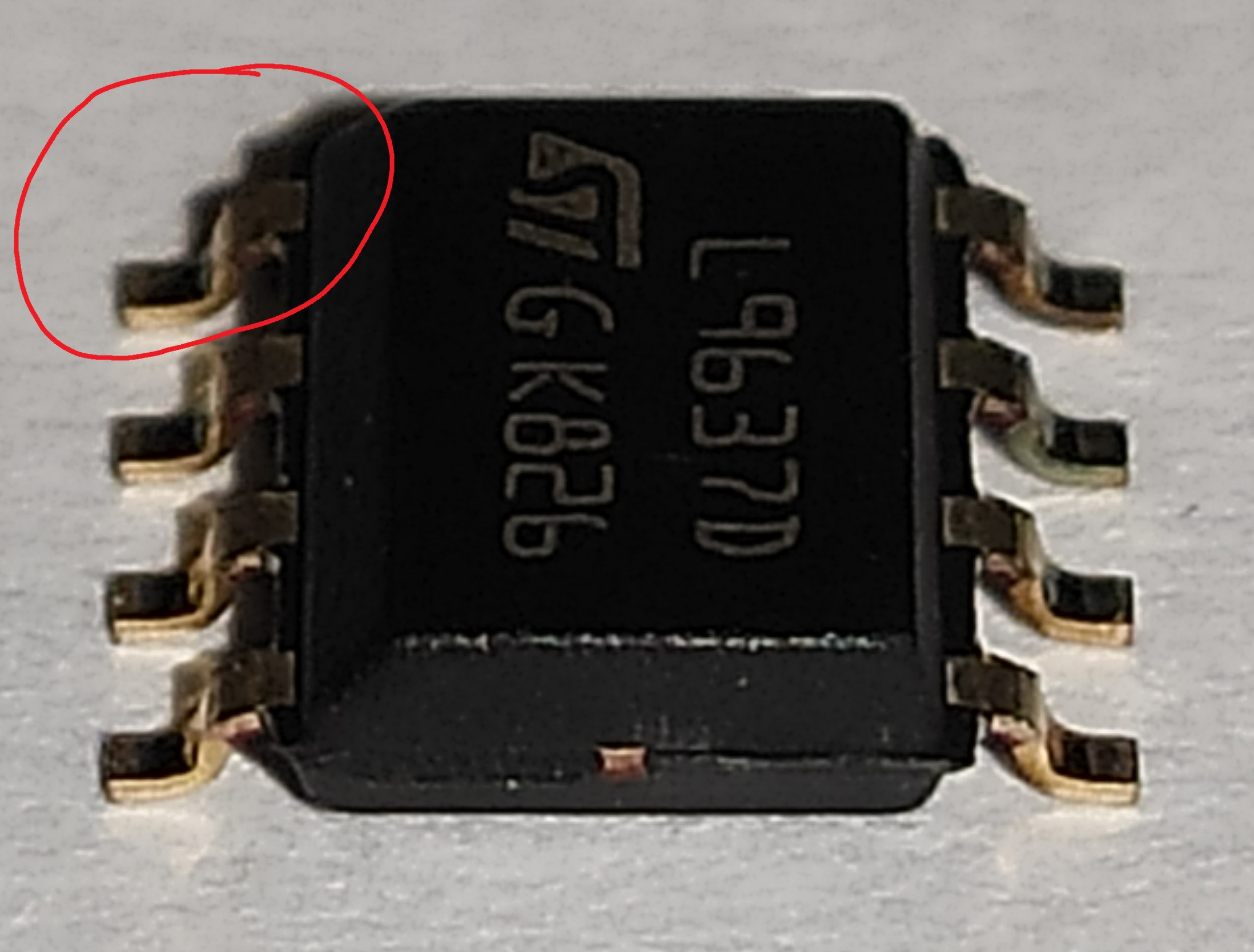 [Rozwiązano] L9637D w obudowie SO8: identyfikacja pinu 1 na podstawie ścięcia obudowy