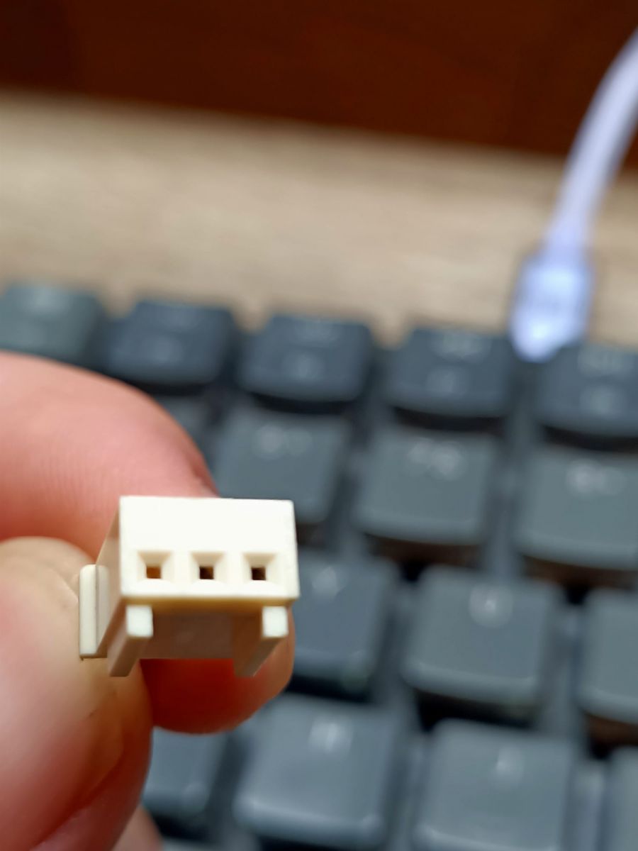 Commodore 64 - Jaka dioda POWER i wtyczka do podłączenia na płycie głównej?