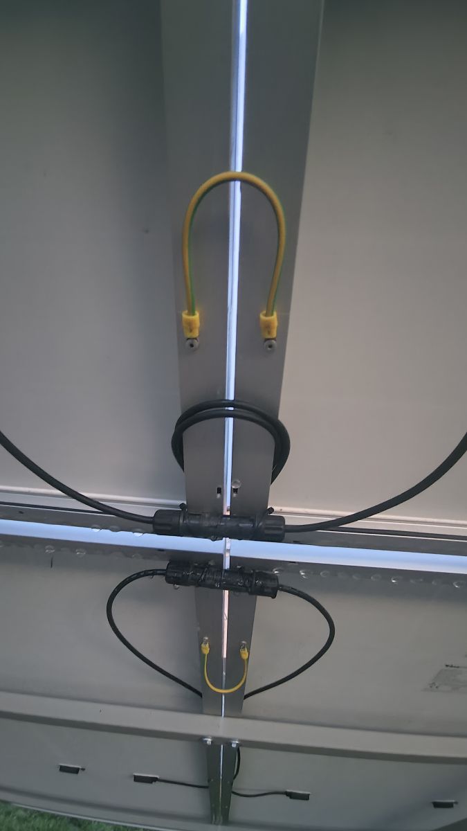Jak prawidłowo podłączyć kabel uziemiający instalację PV na dachu?