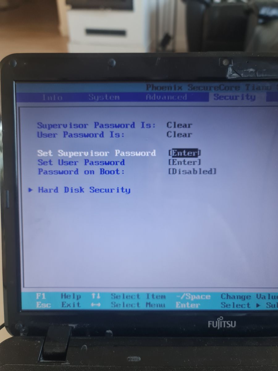 Jak przywrócić dysk do opcji boot w BIOS na laptopie Fujitsu?