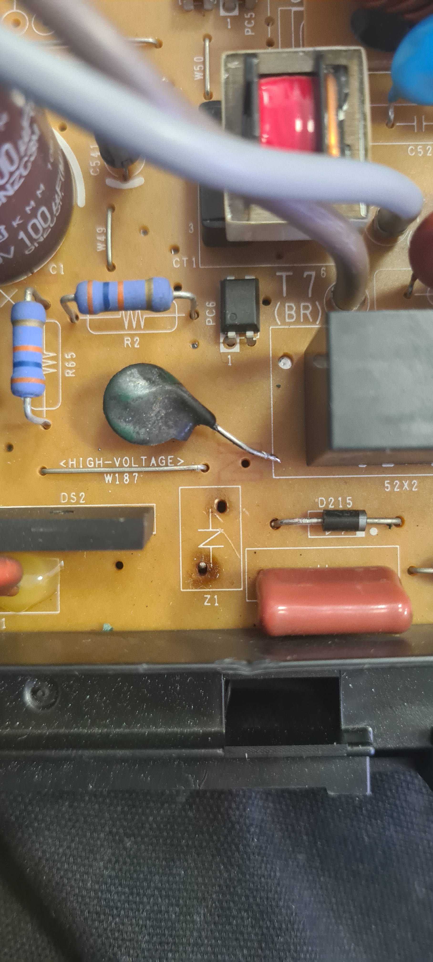 Jaki element elektroniczny ma oznaczenie Z? Wygląda jak kondensator.