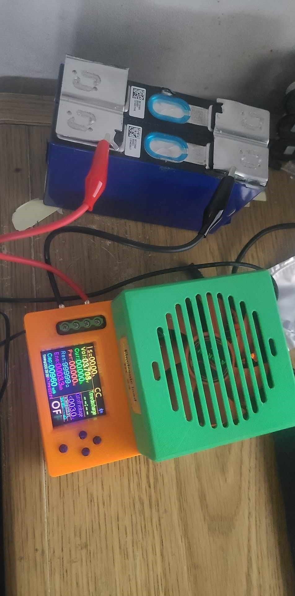 Jak użyć testera DL24P do sprawdzenia ogniw Li-ion z baterii samochodowej?