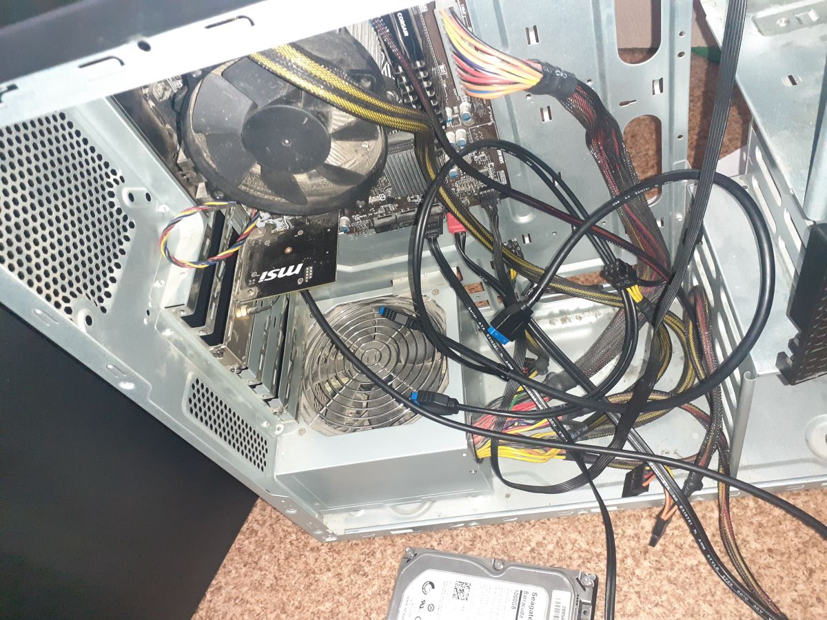 Podłączanie kabli w komputerze: poradnik dla początkujących - jak ...