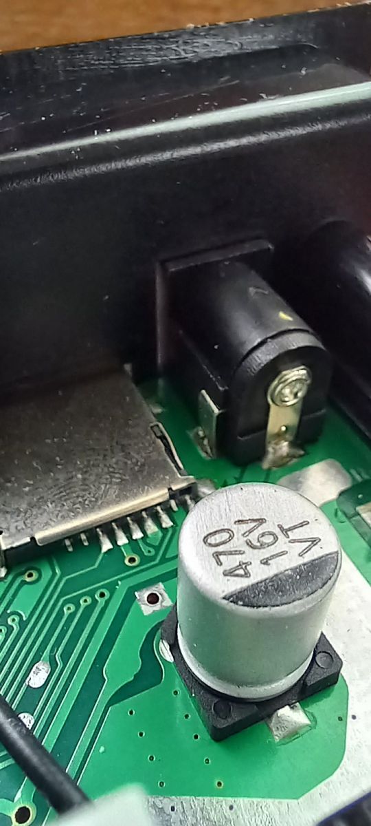 Iskrzenie przy podłączeniu zasilacza do soundbara Omega OG87B - naprawa ...