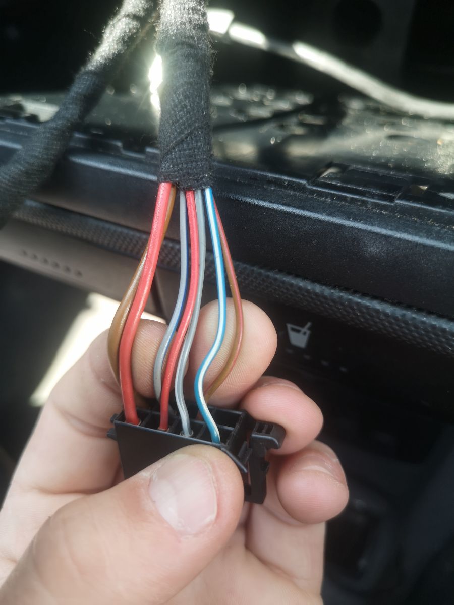 Radio blaupunkt tokyo 110 nie zapamiętuje stacji po wyjęciu kluczyka