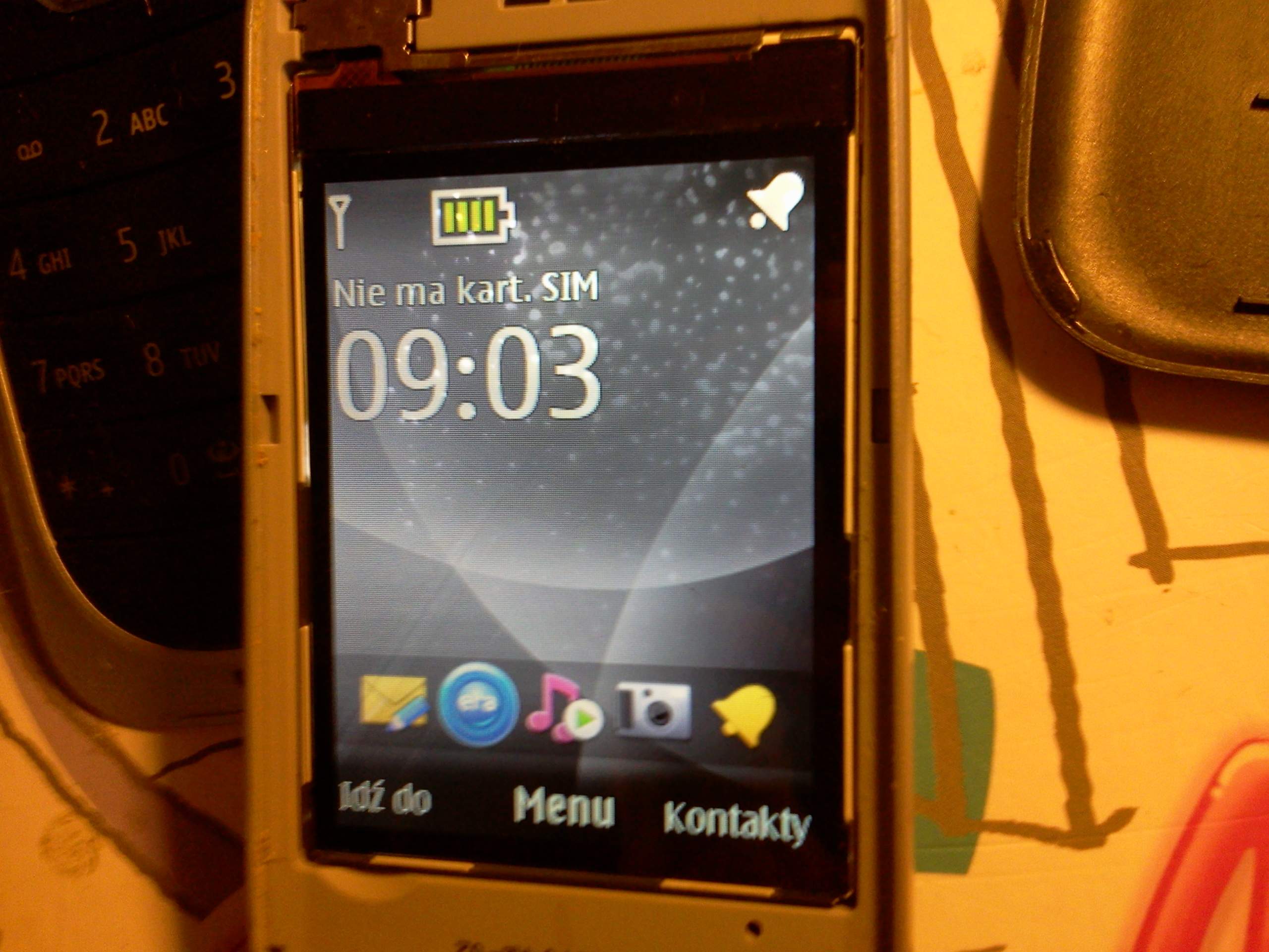 Nokia 7020a-2 - Jasne plamki po zalaniu herbatą, co mogło się uszkodzić?