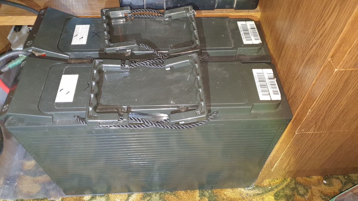 Cztery akumulatory AGM wybór par pod 24V fotowoltaikę.