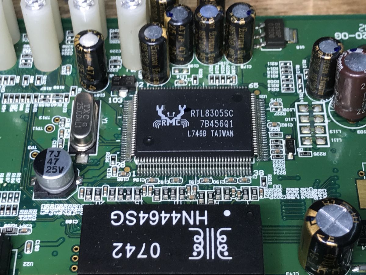 Wnętrze starego routera PANWA2204, co ze środka może się przydać w DIY