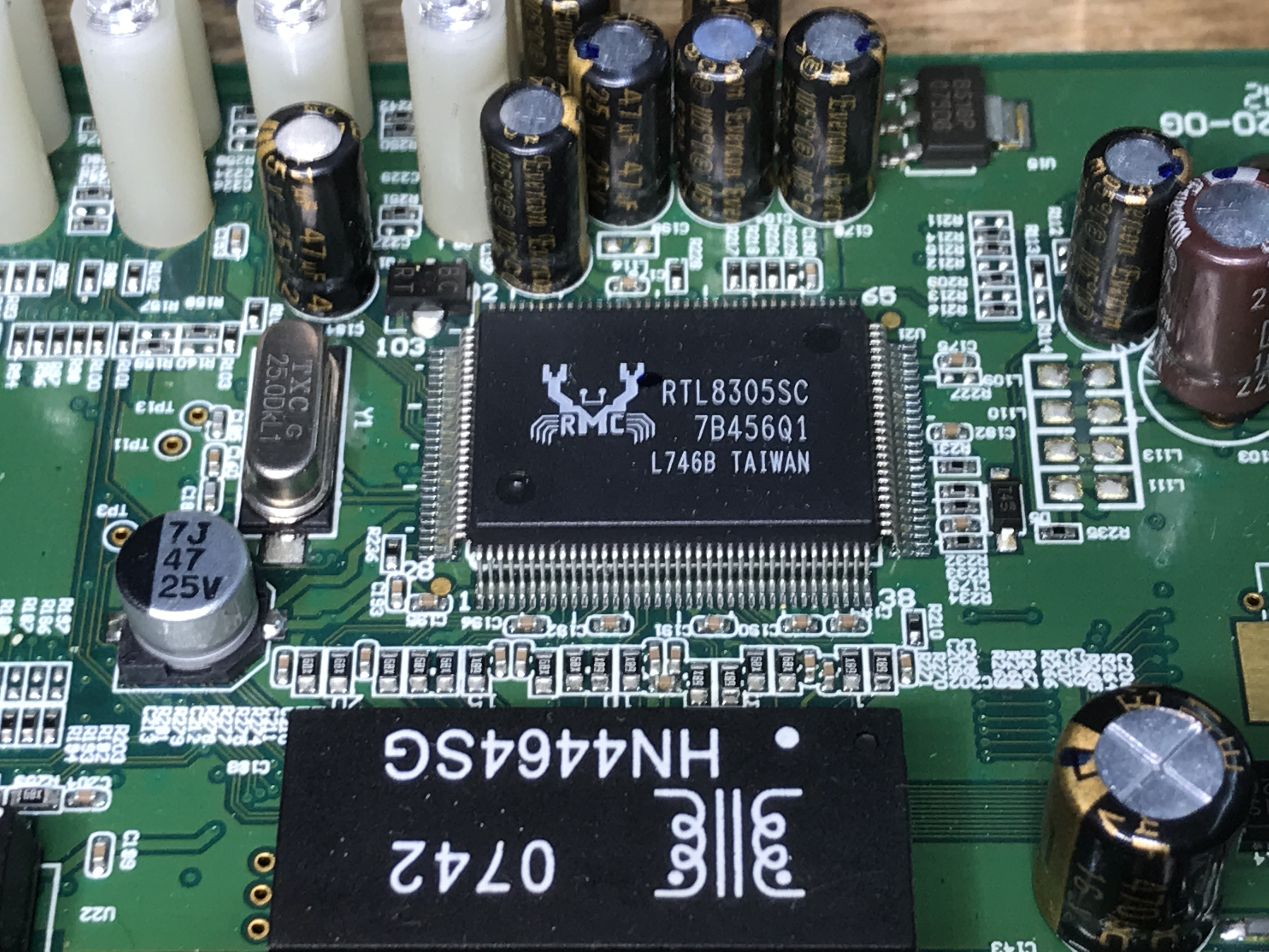 Wnętrze starego routera PANWA2204, co ze środka może się przydać w DIY