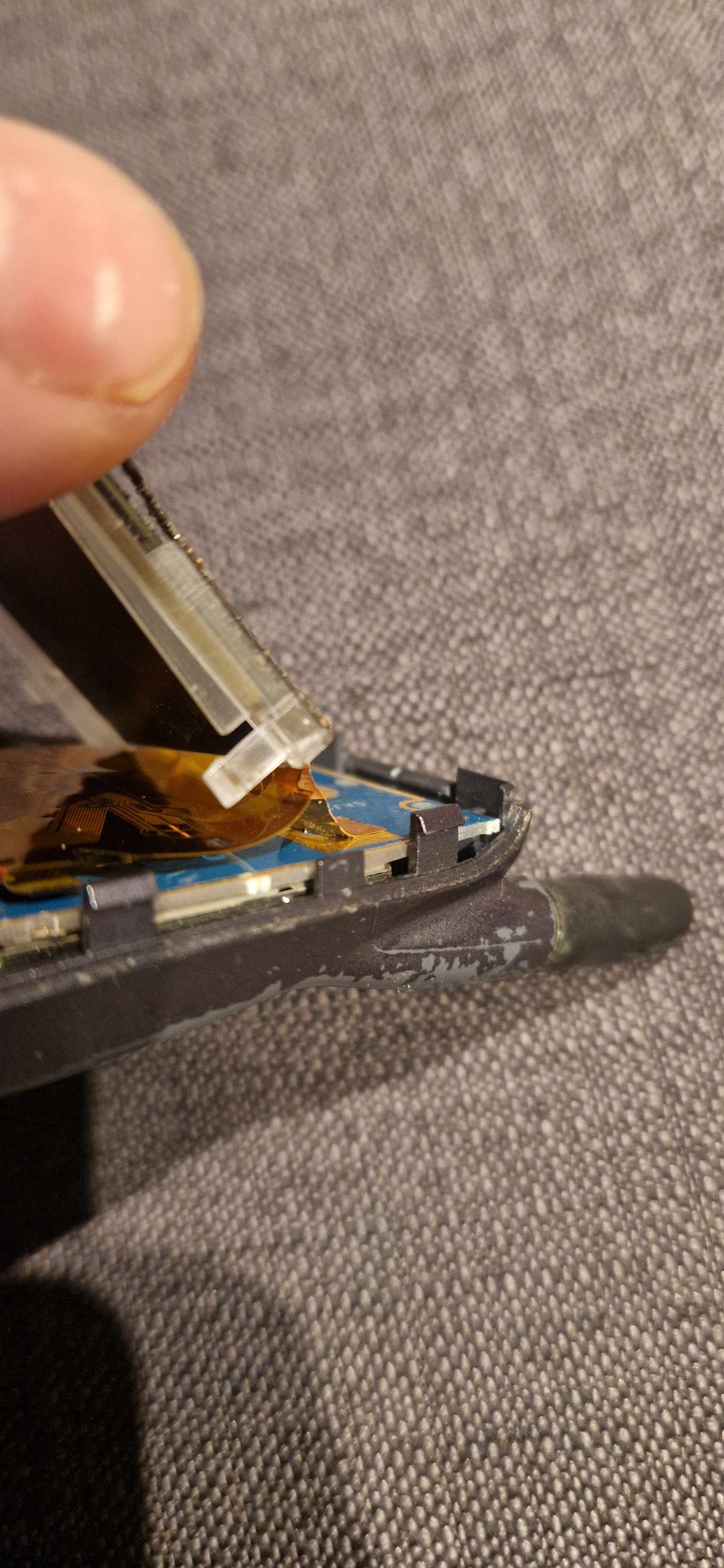 [Rozwiązano] Czym przyklejona jest taśma wyświetlacza w Sony CMD J6?