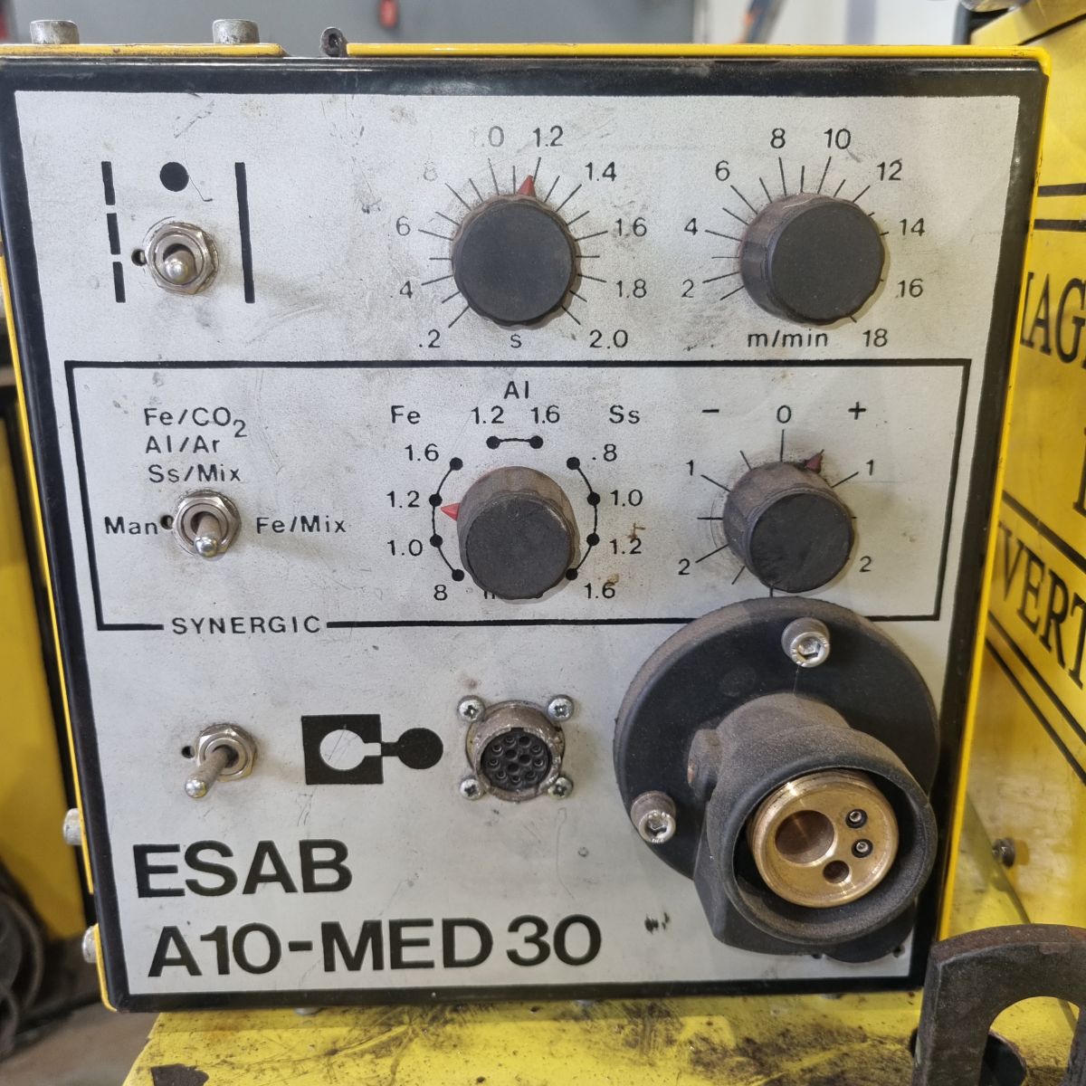 Jak połączyć podajnik ESAB A10-MED30 ze spawarką ESAB LAG 200?