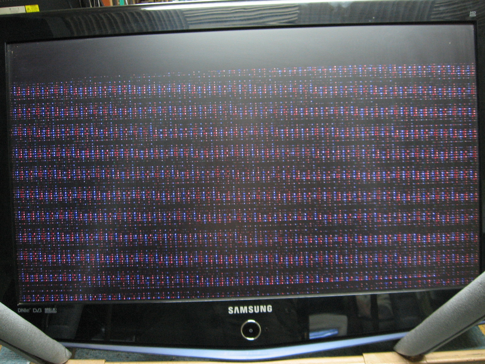 Samsung LE32R73BD - prążki na matrycy po długim nieużywaniu, co robić?