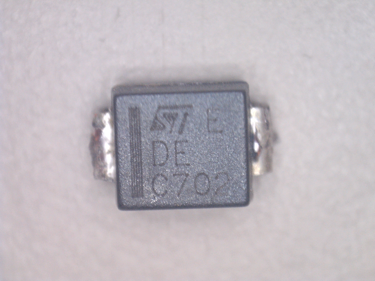 Dioda SMD STMicroelectronics DE C702 - Jak rozszyfrować oznaczenie?