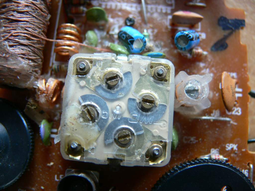 Jak znaleźć wyjście anteny i dostroić radio na Sony CXA1019m?