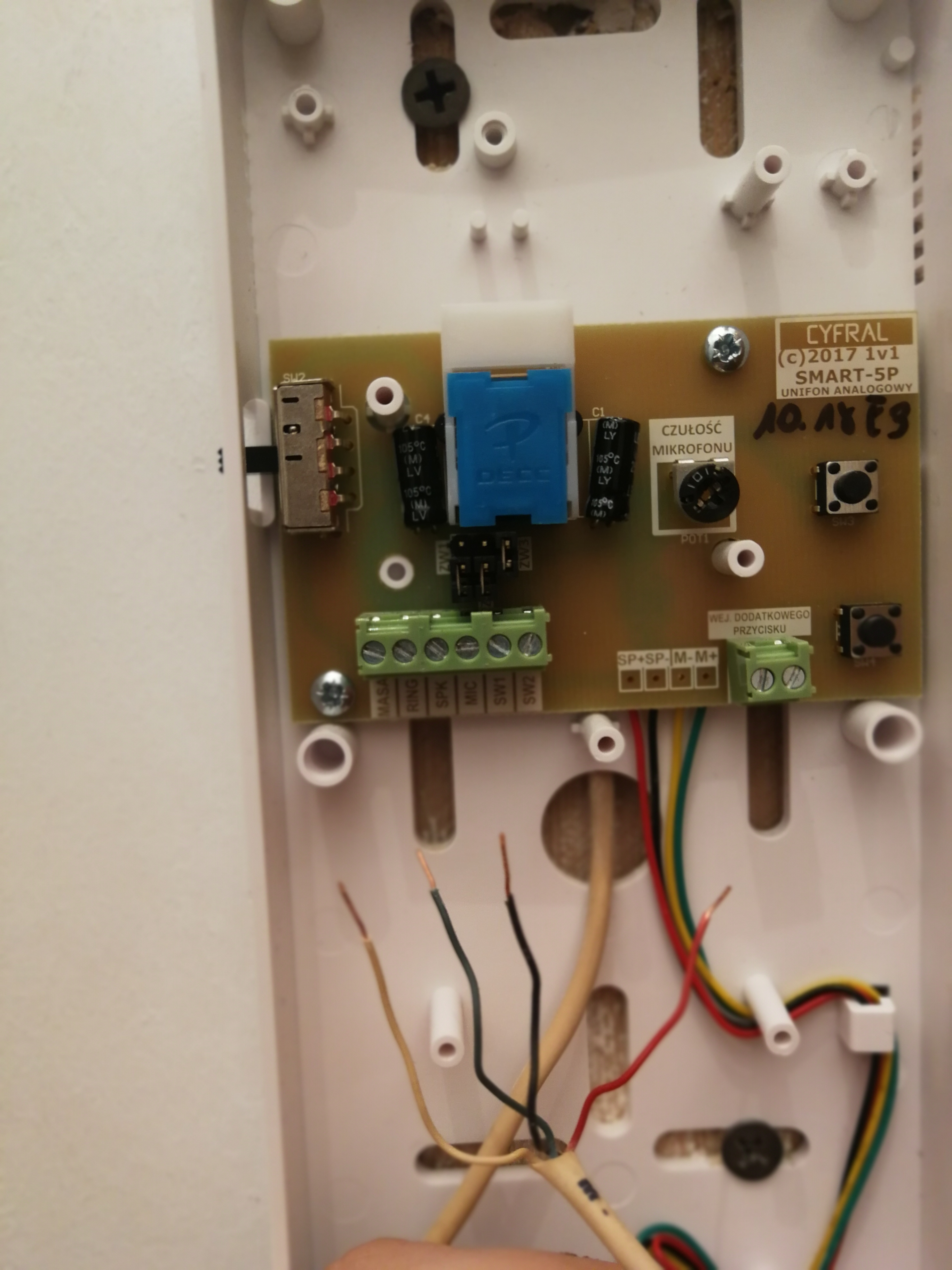 Jak podłączyć kable (czarny, zielony, żółty/biały, czerwony) do ...