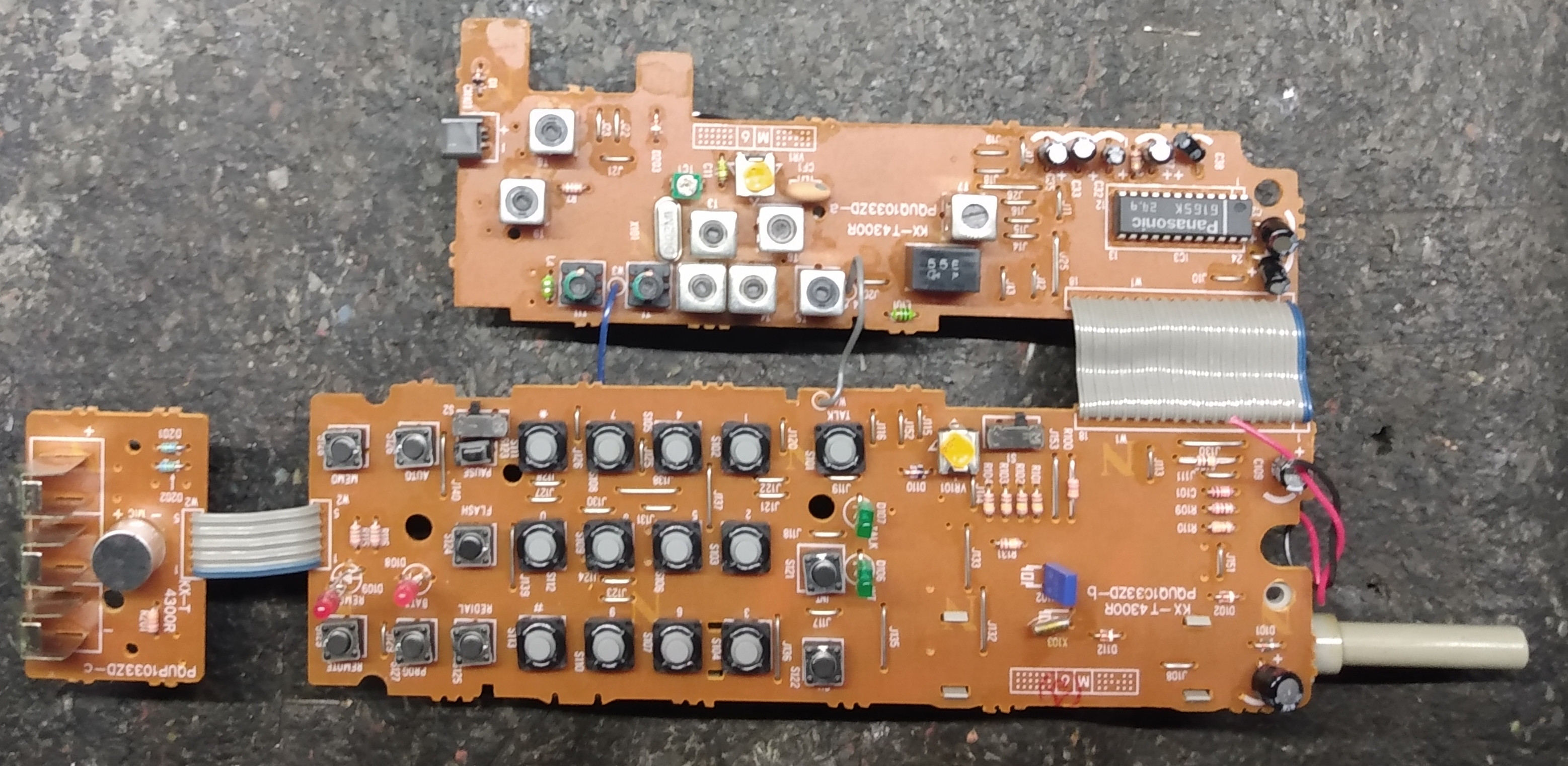 Stacjonarny telefon bezprzewodowy Panasonic KX-T4300H, zaglądamy do środka