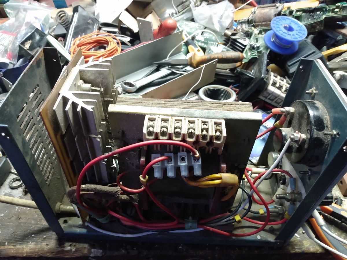 Napięcie prostownika Famor 7V bez obciążenia, 17V z akumulatorem ...